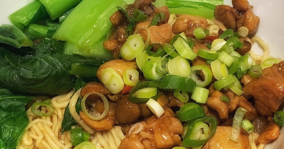 Indonesian Chinese Style Dry Noodle With Chicken And Mushroom Recipe by ...