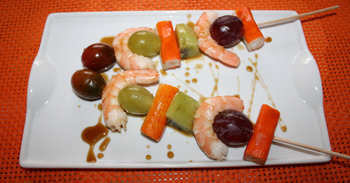 Brochetas Frías De Frutos Del Mar Y Fruta Receta de Luisa C Correcher