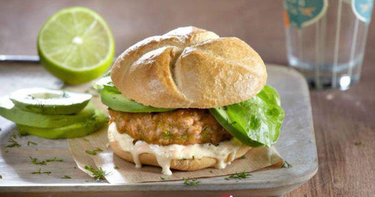 Burger με μπιφτέκι σολομού με γλυκιά & καυτερή σως Συνταγή από τον/την ...