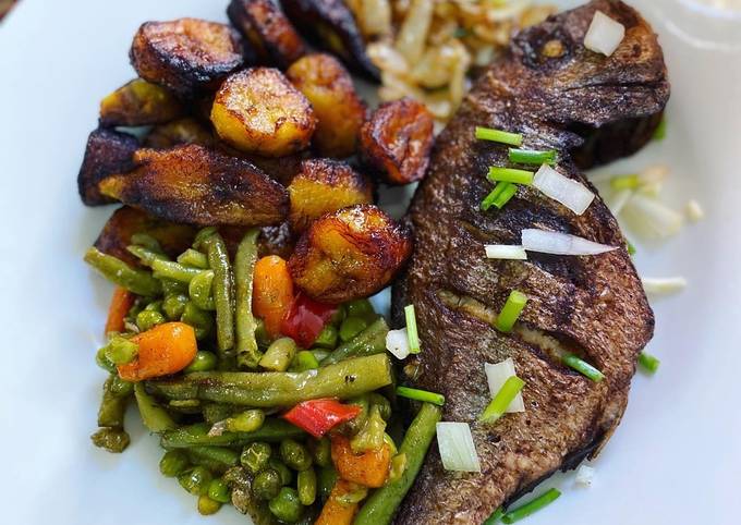 Dorade grillé au plantain et ses légumes de Amida - Cookpad