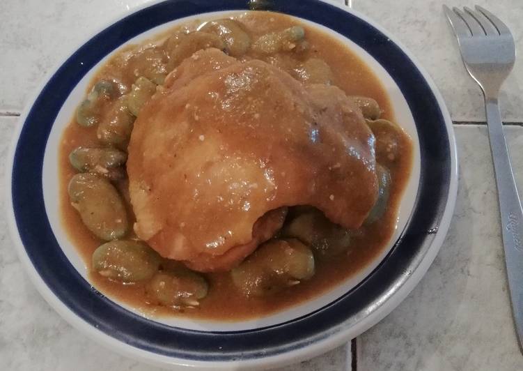 Pollo en Chile Morita con habas Receta de Eloisa Diaz- Cookpad