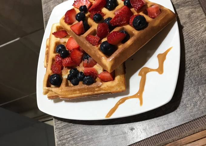 Wafles con manjar y frutos rojos Receta de Kate- Cookpad