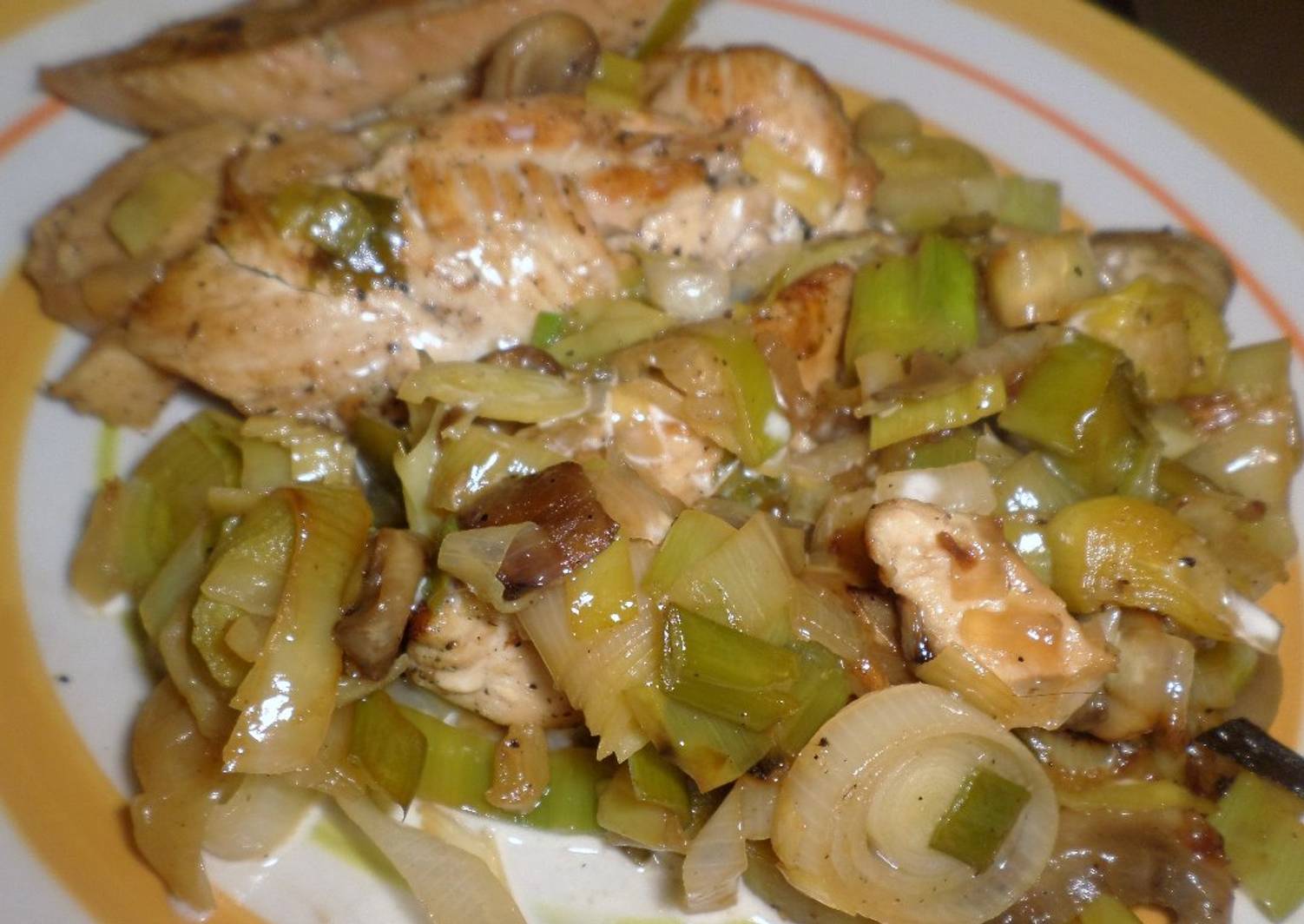 Pechugas grille con salteado de hongos y puerros al vino blanco Receta ...