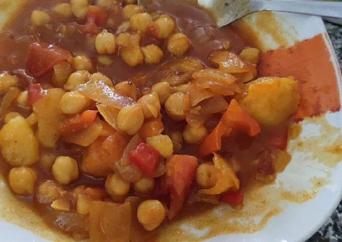 Garbanzos guisados en salsa con papas Receta de Enelcielo Vega- Cookpad