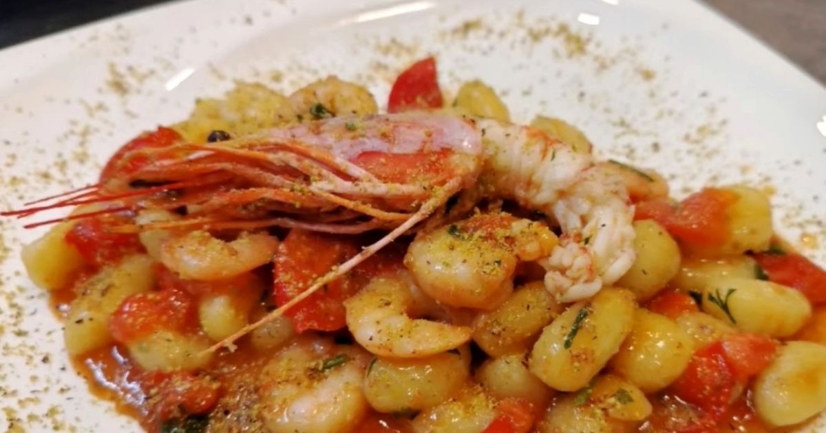 Ricetta Gnocchi Con Gamberetti, Pomodorini Freschi, Gamberoni, Bisqué ...