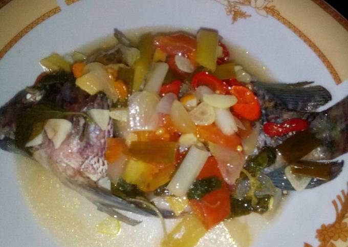 Resep Tim ikan nila daun kemangi oleh Umi Sumiyati - Cookpad