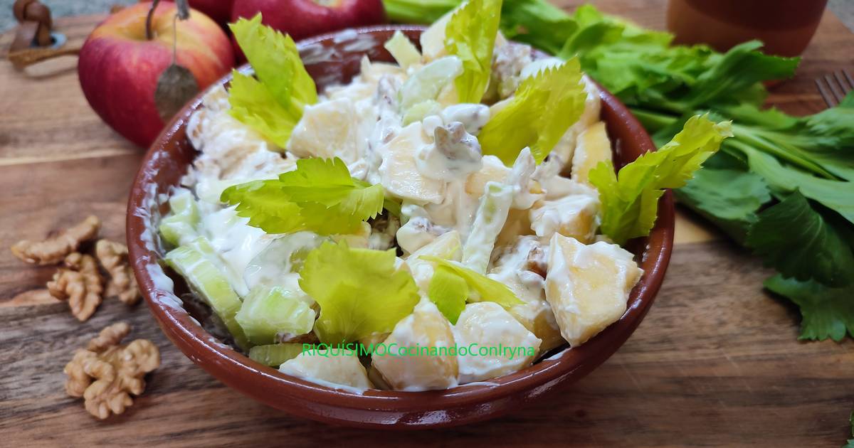 Ensalada de apio, manzana y nueces Receta de Iryna Burlutskaya- Cookpad