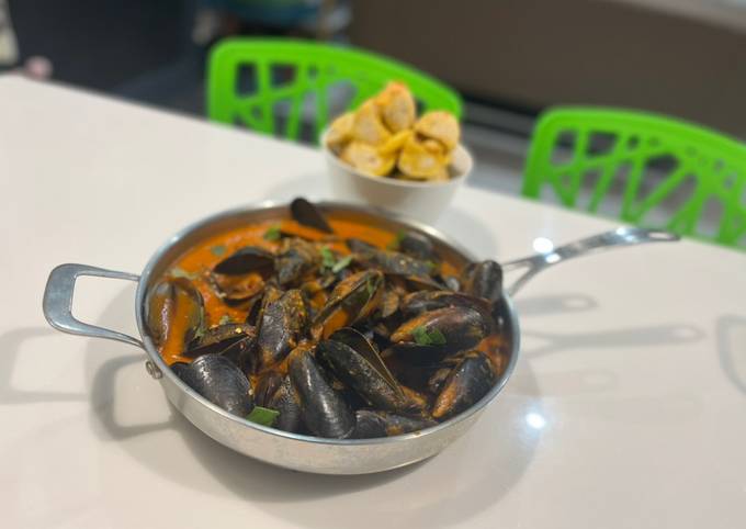 Chilli Mussels Garlic bread Recipe by House hunters kitchen - Cookpad