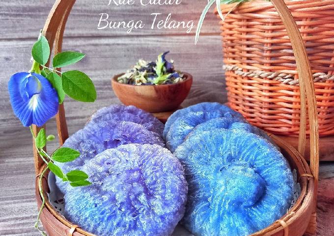 Resep Kue Cucur Bunga Telang oleh Ge Adhian - Cookpad