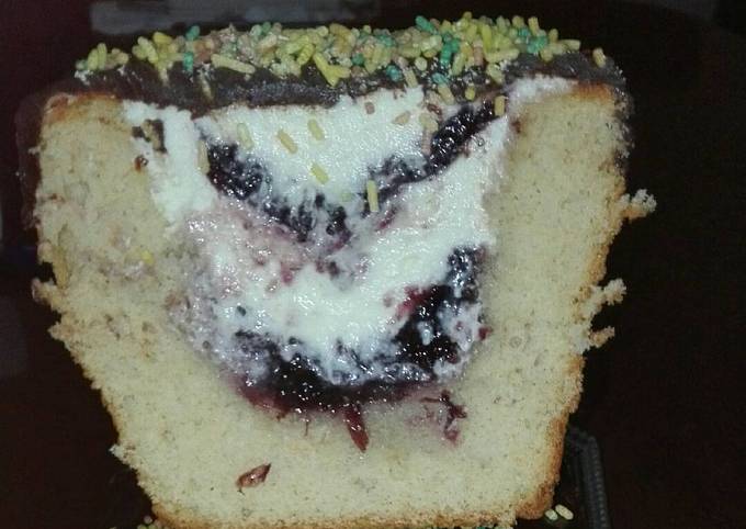 Gusano relleno de crema de queso y mermelada de arándanos Receta de ...