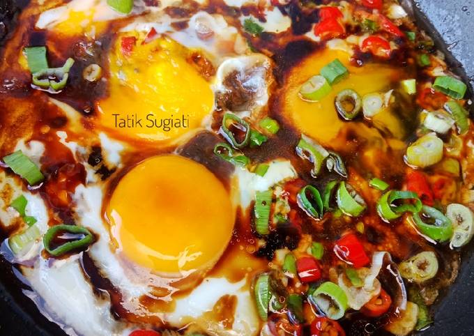 Resep Telur ceplok kecap oleh Tatik Sugiati - Cookpad