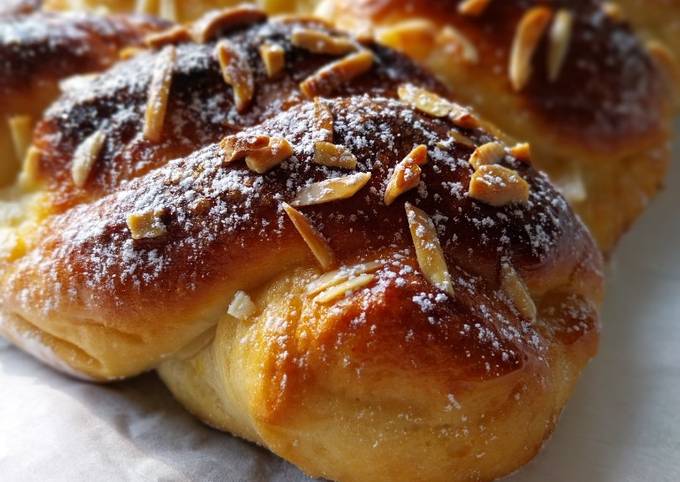 Coca trenza de yogurt con crema de limón y almendras Receta de Toni ...