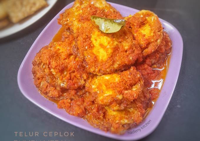 Resep Telur Ceplok Bumbu Merah oleh Hadleny Kitchen - Cookpad