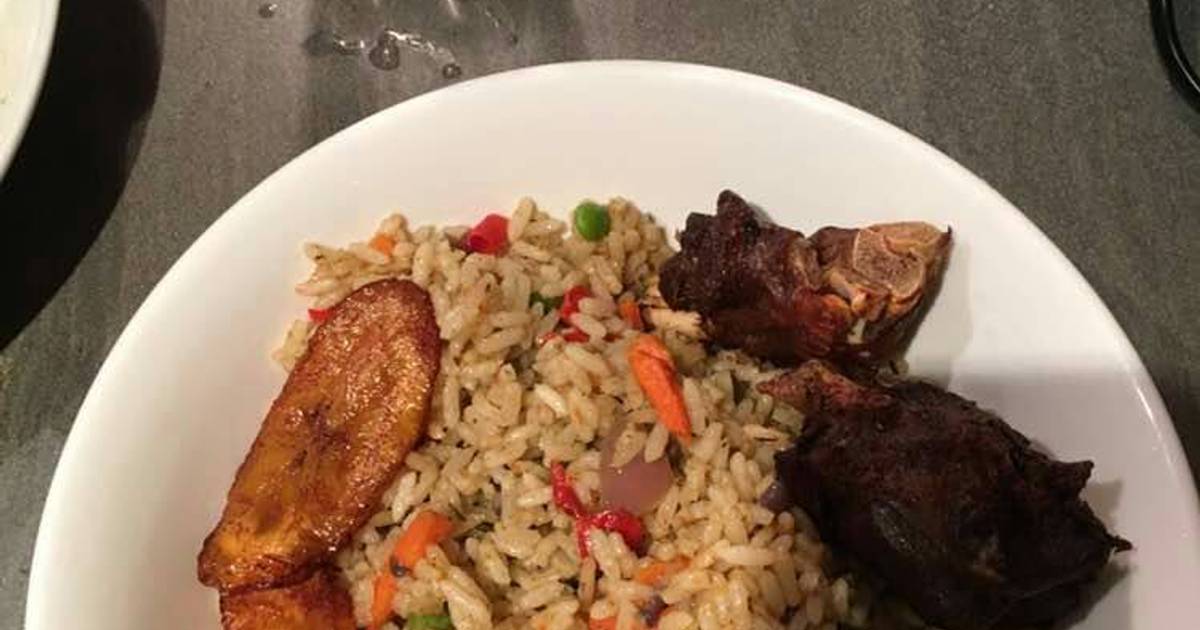 Vegetable jollof rice and plantain Recipe by Anthonia Madogwe - Cookpad