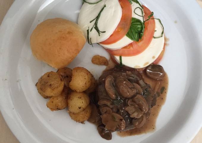 Filete de res en salsa de hongos papa 🥔 a la Parisienne y ensalada ...