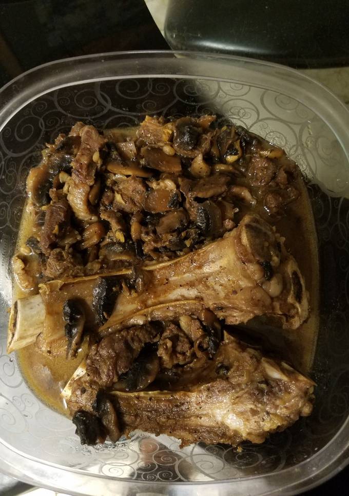 Resep Semur iga sapi & jamur simple oleh maya resnawati - Cookpad