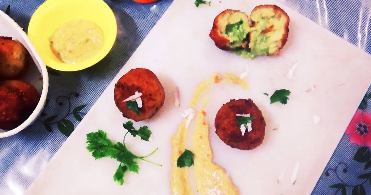 Cheesy chutney stuffed cracker balls Recipe by Shivani gori - Cookpad