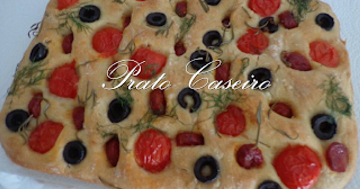 Deliciosa Focaccia de alecrim e funcho com azeitonas, tomate chucha e ...
