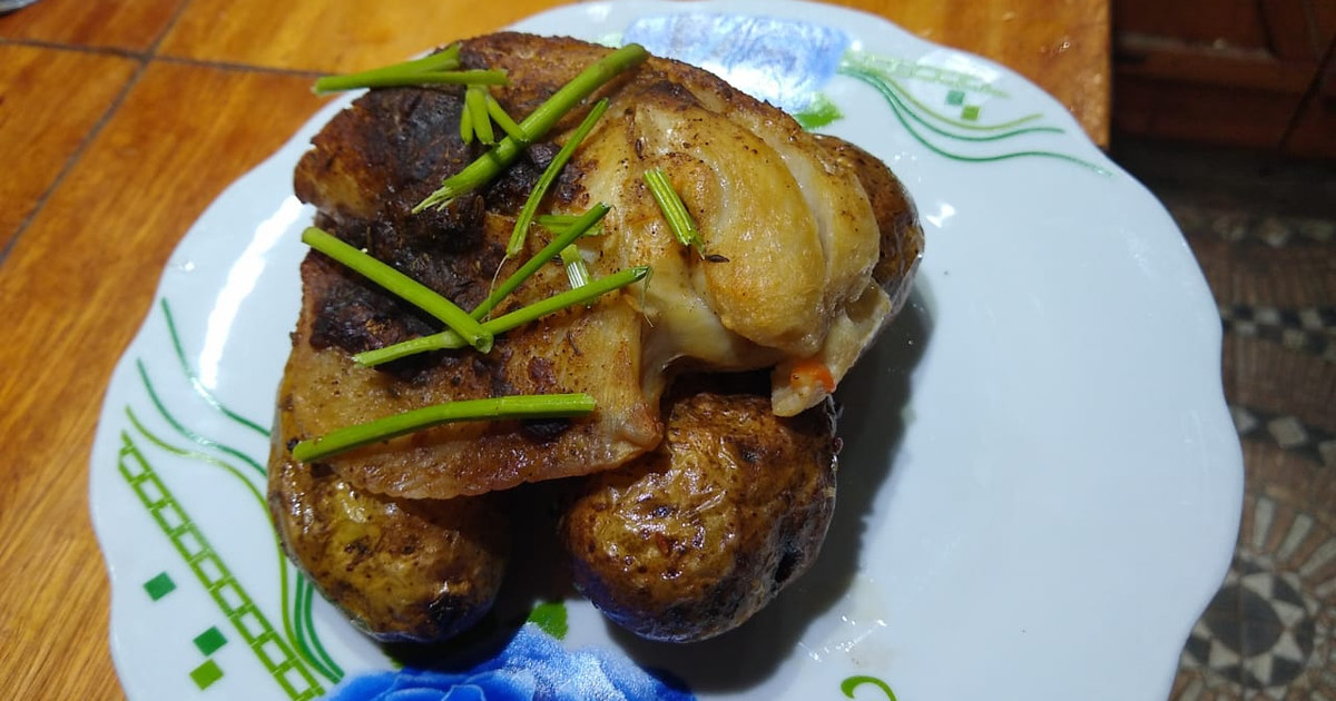 Pollo De Mar A La Bolsa Sobre Papas Rústicas Enteras Y Cilantro Receta ...
