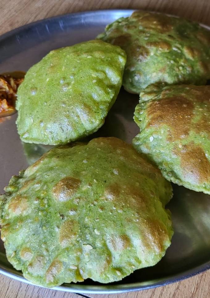 Palak Puri Recipe by Pragati Hakim - Cookpad
