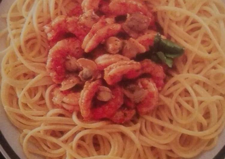 Spaghetti con salsa de mariscos Receta de angelik Jimenez - Cookpad