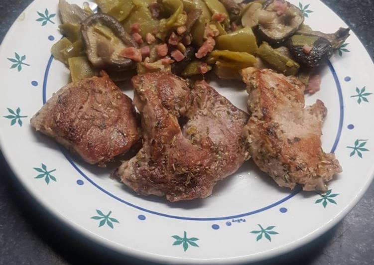 Solomillo de cerdo con guarnición de judías verdes, setas y jamón ...