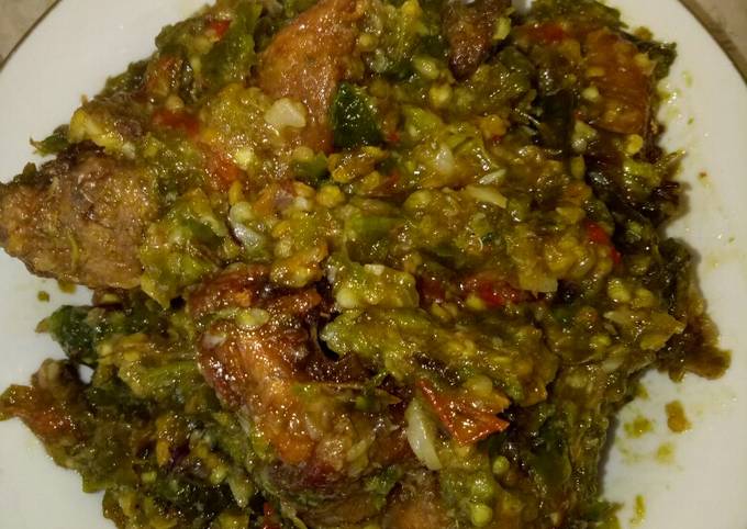Resep Ayam Cabe Hijau oleh Momol - Cookpad