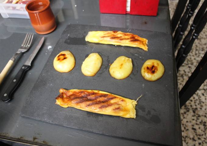 Pasta wonton rellena de surimi, salchicha y queso con patatas al grill ...