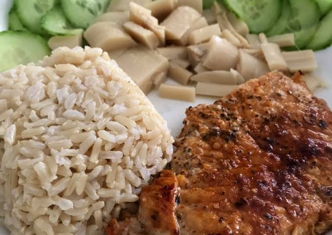 Chuleta de cerdo con arroz y ensalada Receta de Amaru Maeda- Cookpad