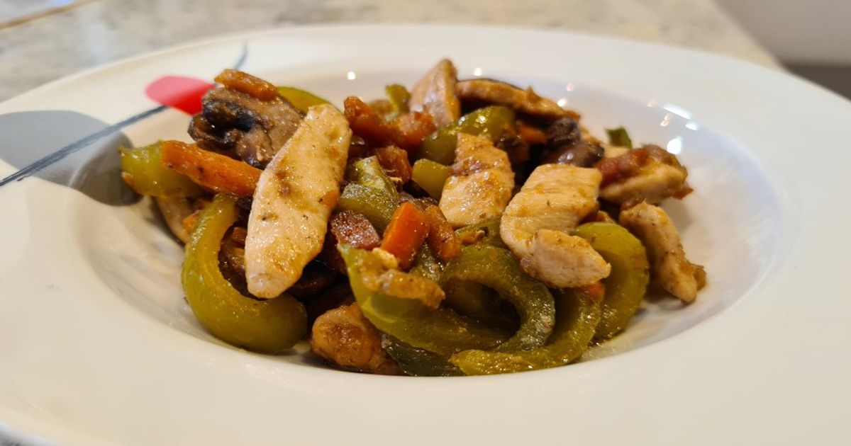 Salteado De Pollo Con Portobello, Zanahorias Y Pimiento Receta de Ptega