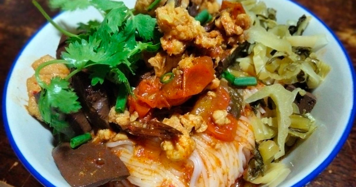 Khanom Jeen Nam Ngiao (Northern Thai Noodle Soup With Ready Made Curry ...