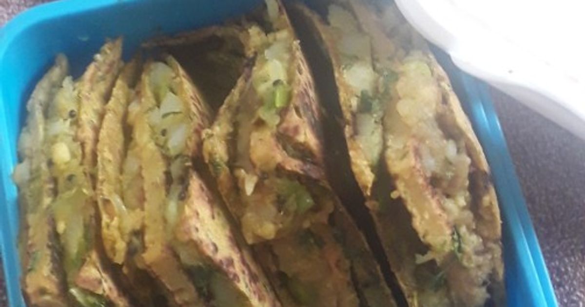 Thepla Besan Sandwich Recipe by Laxmi Didwania Saraogi - Cookpad
