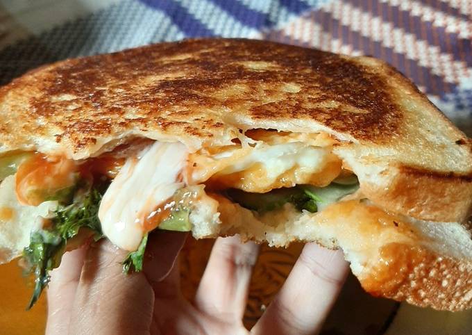 Resep Sandwich isi telur sosis with BBQ sauce oleh Zanzi Baaarrr - Cookpad