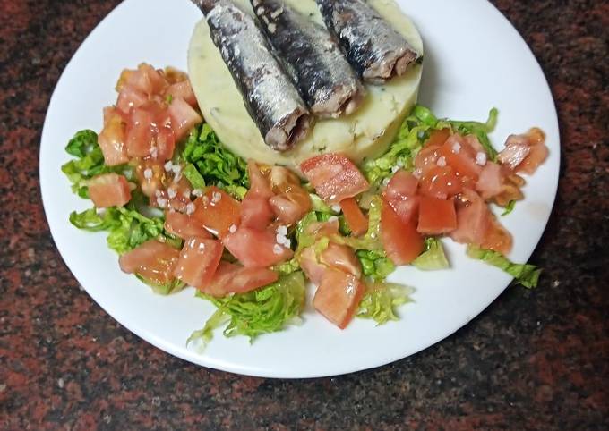Zócalo de puré de papas con sardinas de lata y mini ensalada Receta de ...
