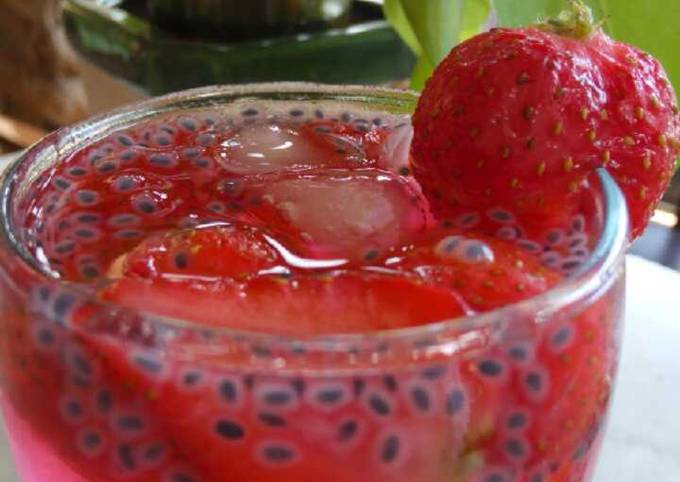 Resep Es Strawberry Selasih oleh Andrenia Giawati - Cookpad