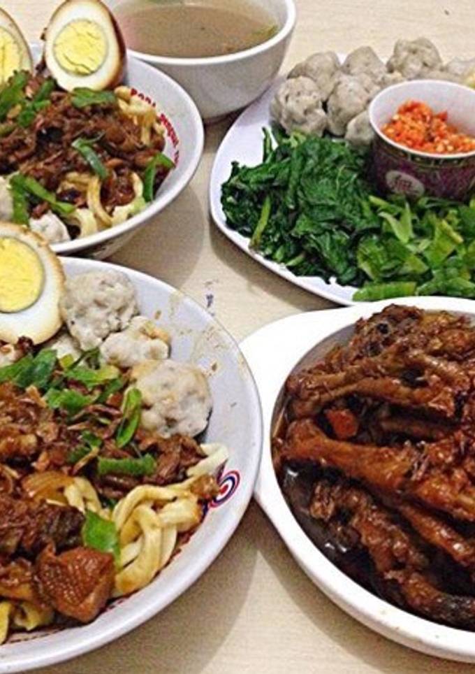 Resep Mie ayam / Yamien ceker dengan daging dan kuah ayam kampung oleh Hezti88 - Cookpad