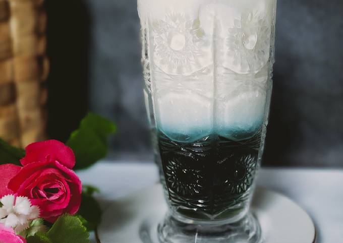 Resep Es Teh Bunga Telang + Susu oleh hayuris.dita - Cookpad