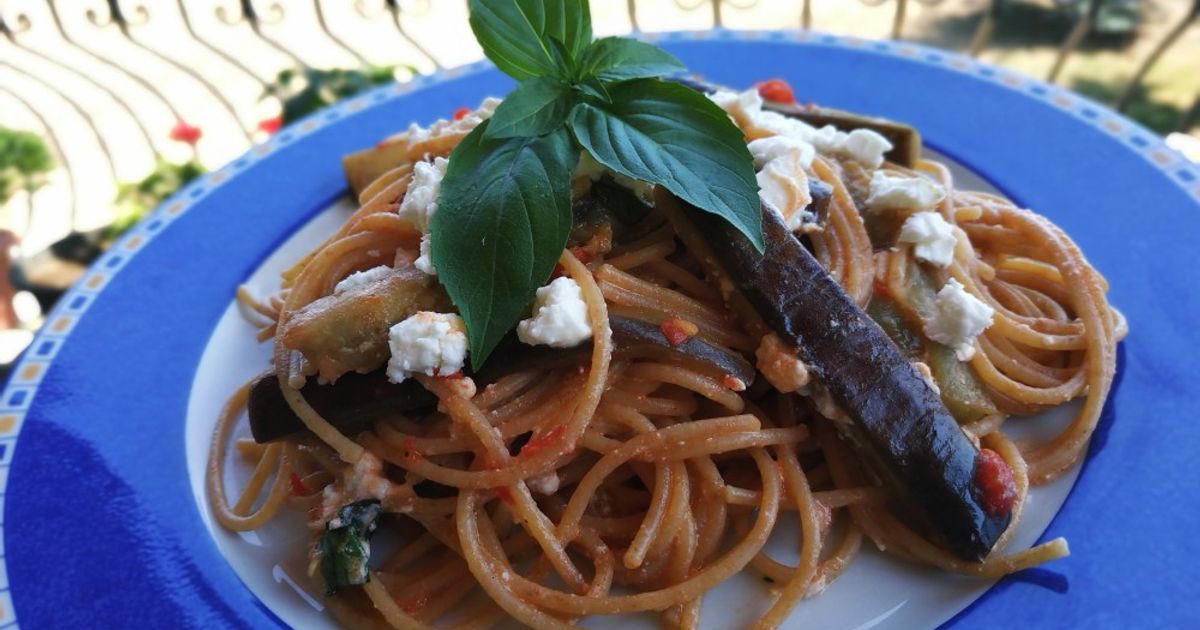 Σπαγγέτι ολικής με μελιτζάνες σκόρδο και καυτερή πιπεριά Συνταγή από ...