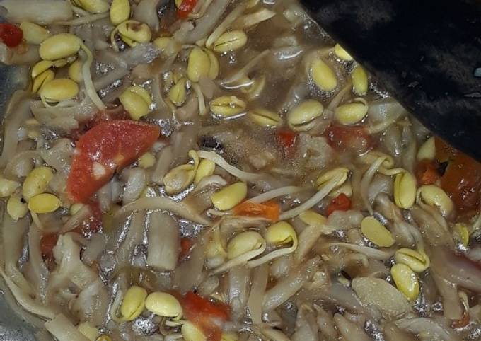 Resep Kuah Jamur Tiram dan Kecambah kedelai oleh Afrissia - Cookpad