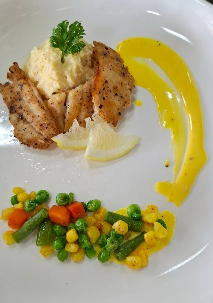 Resep Seared dory with mashed potato mix vegetables and hollandaise ...