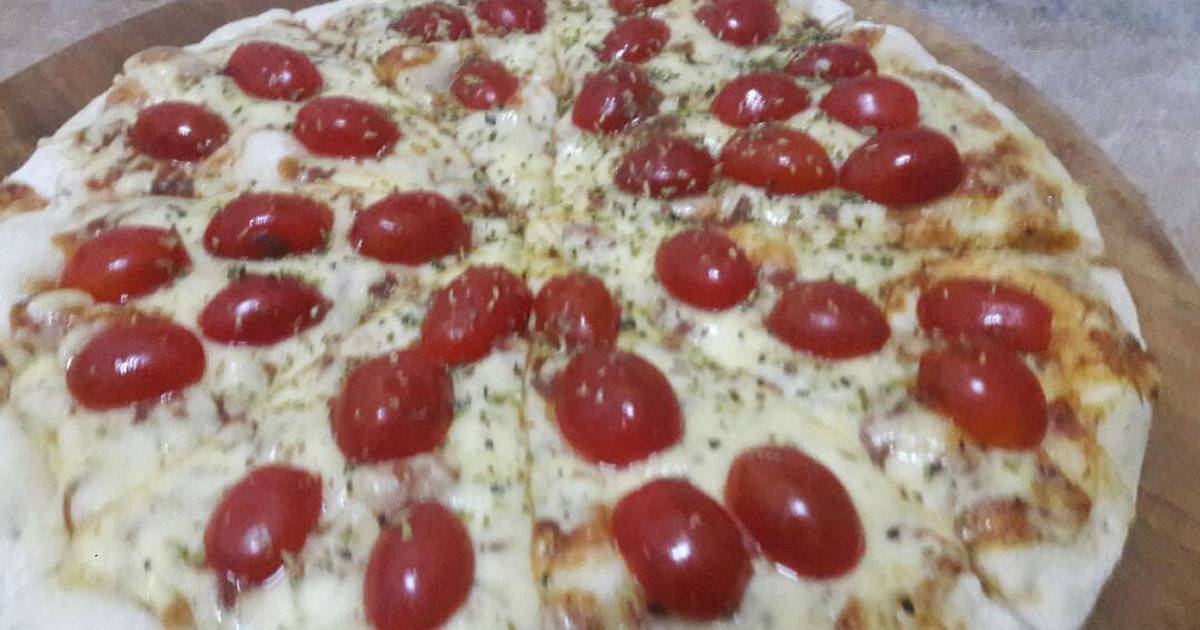 Pizza con tomates cherry Receta de NicoJ- Cookpad