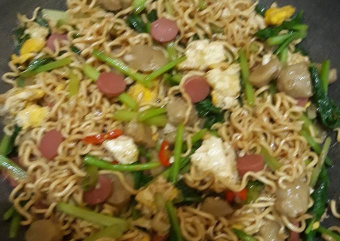 Resep Mie kuning + sosis telur pentol sayur mak nyus oleh Mama WukCha ...