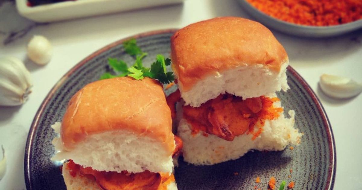 Kanda Bhaji Pav Recipe by Deepti Hippargi - Cookpad