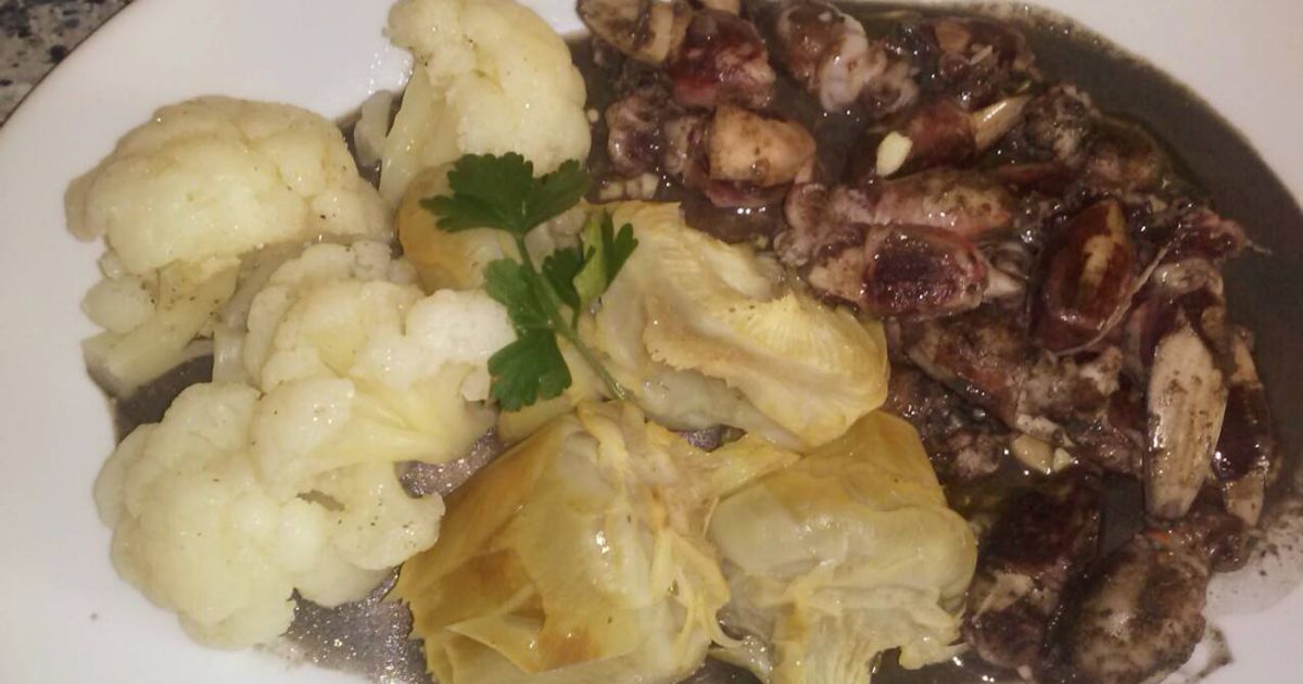 Chopitos Plancha En Su Tinta Con Guarnición De Coliflor Y Alcachofas ...