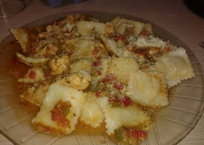 Ravioles de queso con salsa de pollo Receta de Sacha Malasecheverria ...