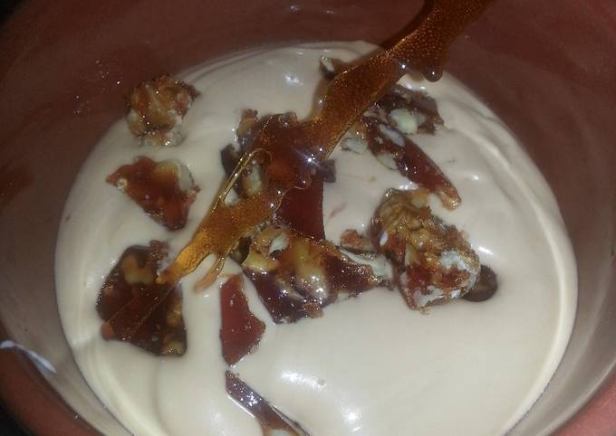 Crema de dulce de leche con praliné de almedras y crocante de caramelo ...