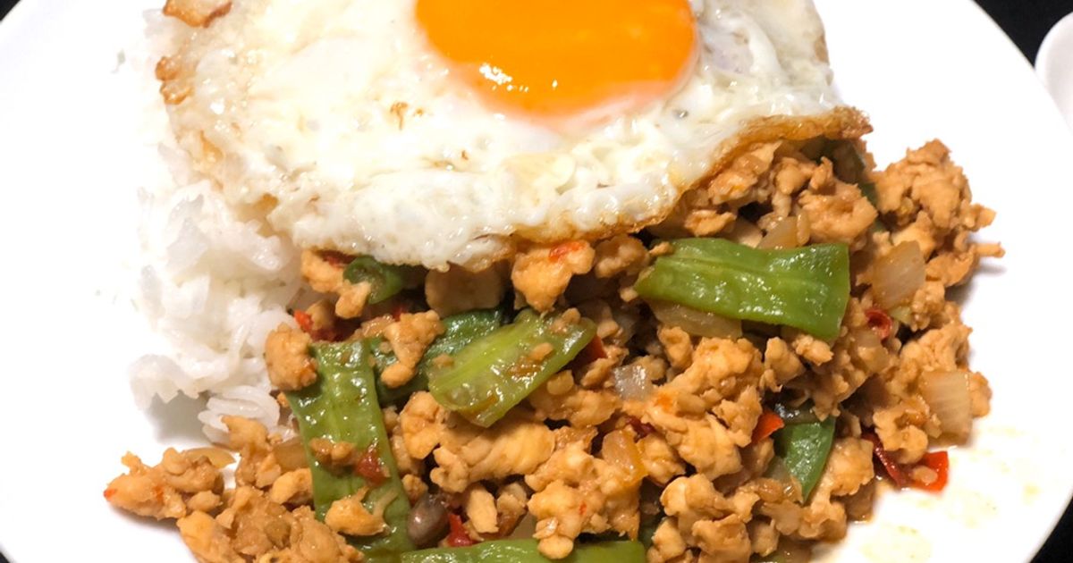Pad Gaprao (Pad Kra Pao) ผัดกะเพรา Chicken Stir Fry With Holy Basil ...