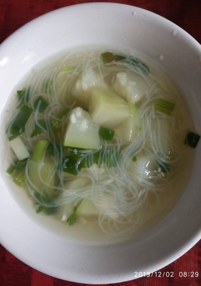 Resep Sayur bening labu air dan soun oleh Riftin - Cookpad