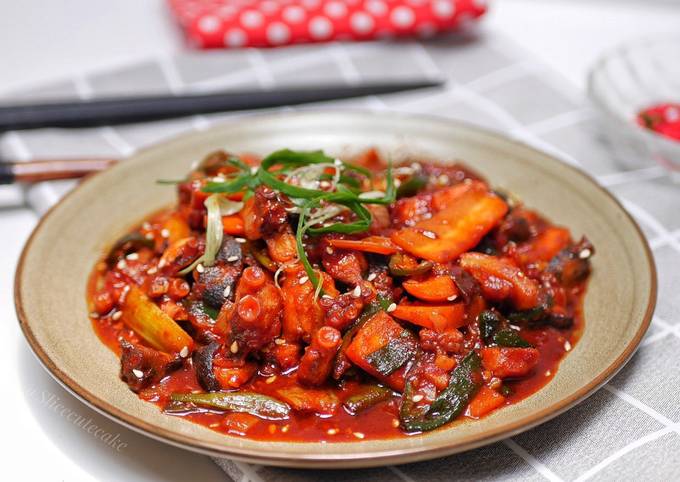 Resep Nakji Bokkeum - Korean Spicy Octopus oleh Slicecutecake - Cookpad