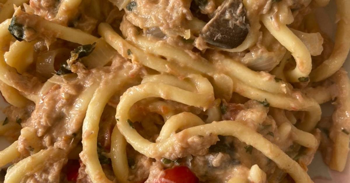 Ricetta Pasta al tonno pomodorini olive nere di PAOLA GRECO - Cookpad